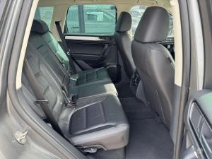 Grey Volkswagen Touareg 2017 in Vilnius, with an engine capacity of 3.00 L and mileage of 288 thousand km for 14750 €, photo 8 on AUTOMOTO.COM.LV