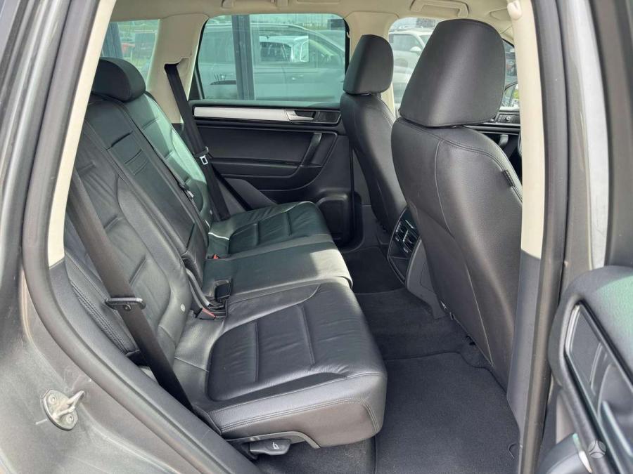 Grey Volkswagen Touareg 2017 in Vilnius, with an engine capacity of 3.00 L and mileage of 288 thousand km for 14750 €, photo 8 on AUTOMOTO.COM.LV