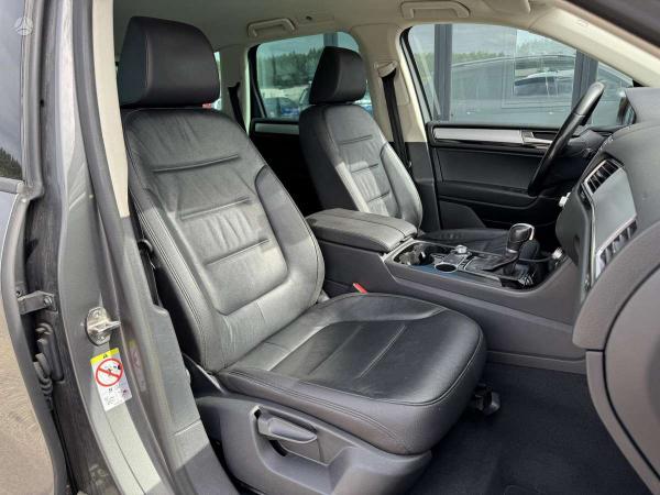 Grey Volkswagen Touareg 2017 in Vilnius, with an engine capacity of 3.00 L and mileage of 288 thousand km for 14750 €, photo 8 on AUTOMOTO.COM.LV