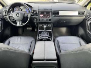 Grey Volkswagen Touareg 2017 in Vilnius, with an engine capacity of 3.00 L and mileage of 288 thousand km for 14750 €, photo 10 on AUTOMOTO.COM.LV