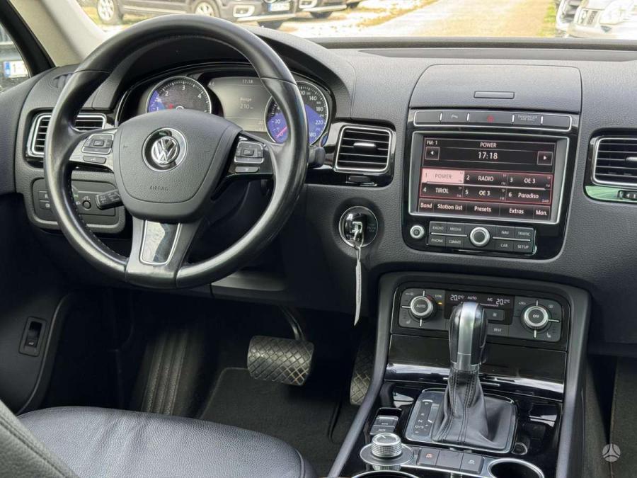 Grey Volkswagen Touareg 2017 in Vilnius, with an engine capacity of 3.00 L and mileage of 288 thousand km for 14750 €, photo 11 on AUTOMOTO.COM.LV