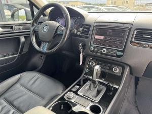 Grey Volkswagen Touareg 2017 in Vilnius, with an engine capacity of 3.00 L and mileage of 288 thousand km for 14750 €, photo 12 on AUTOMOTO.COM.LV