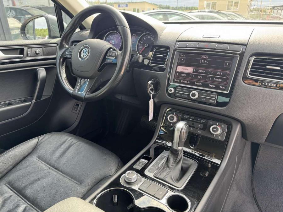 Grey Volkswagen Touareg 2017 in Vilnius, with an engine capacity of 3.00 L and mileage of 288 thousand km for 14750 €, photo 12 on AUTOMOTO.COM.LV