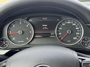 Grey Volkswagen Touareg 2017 in Vilnius, with an engine capacity of 3.00 L and mileage of 288 thousand km for 14750 €, photo 14 on AUTOMOTO.COM.LV