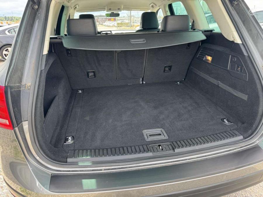Grey Volkswagen Touareg 2017 in Vilnius, with an engine capacity of 3.00 L and mileage of 288 thousand km for 14750 €, photo 15 on AUTOMOTO.COM.LV