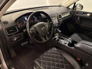 Pelēks Volkswagen Touareg 2017 Marijampole, ar dzinēja tilpumu 2.97 L un nobraukumu 311 tūkst. km par 15999 €, foto 3 vietnē AUTOMOTO.COM.LV
