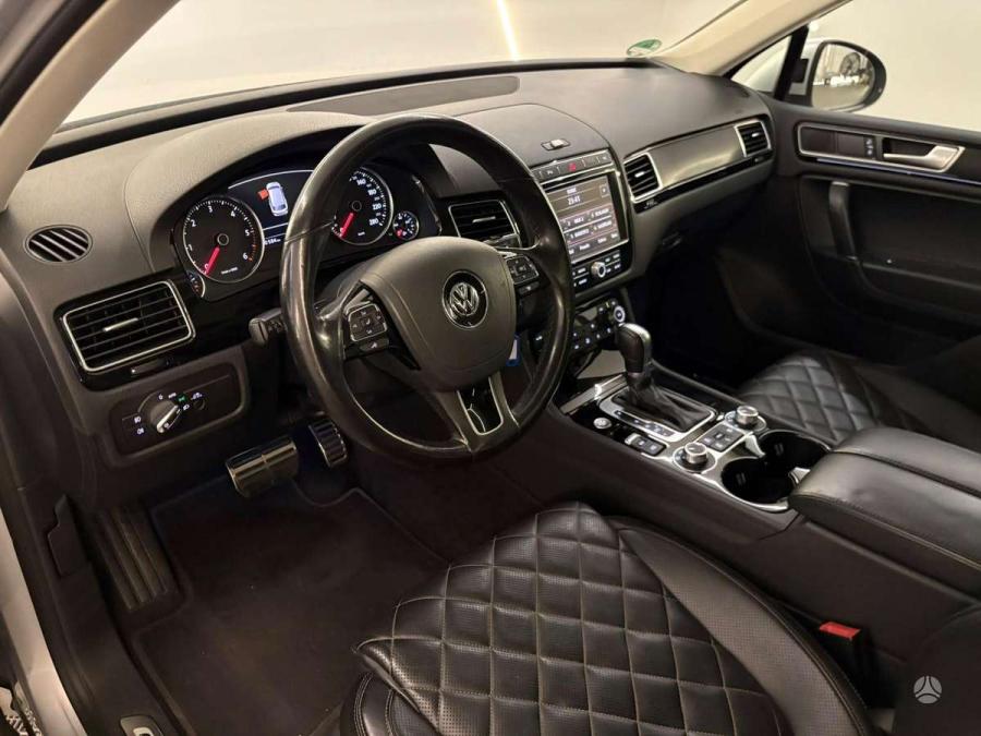Pelēks Volkswagen Touareg 2017 Marijampole, ar dzinēja tilpumu 2.97 L un nobraukumu 311 tūkst. km par 15999 €, foto 3 vietnē AUTOMOTO.COM.LV