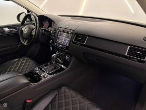 Pelēks Volkswagen Touareg 2017 Marijampole, ar dzinēja tilpumu 2.97 L un nobraukumu 311 tūkst. km par 15999 €, foto 19 vietnē AUTOMOTO.COM.LV