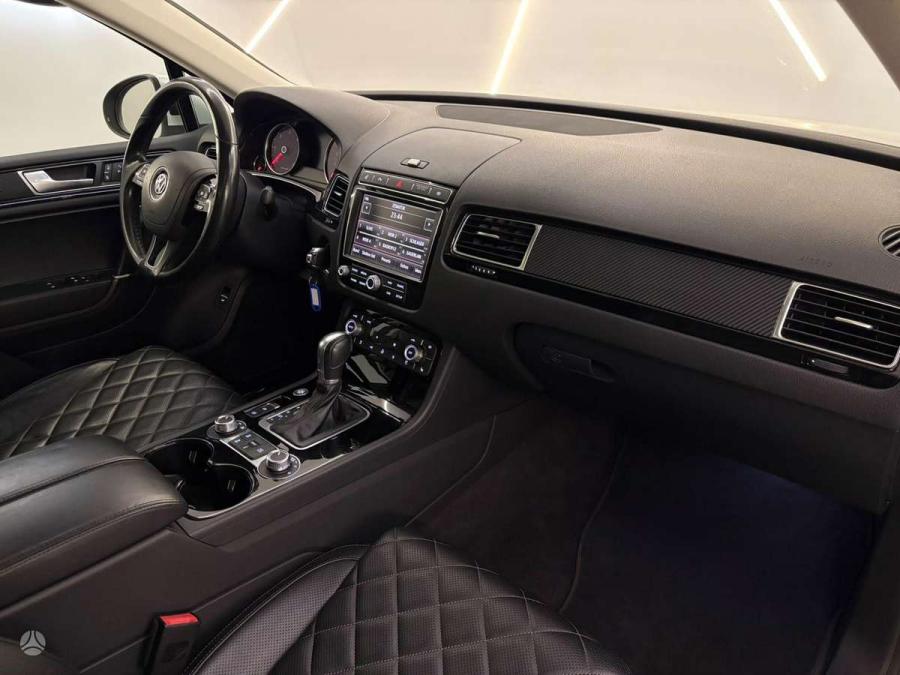 Pelēks Volkswagen Touareg 2017 Marijampole, ar dzinēja tilpumu 2.97 L un nobraukumu 311 tūkst. km par 15999 €, foto 19 vietnē AUTOMOTO.COM.LV