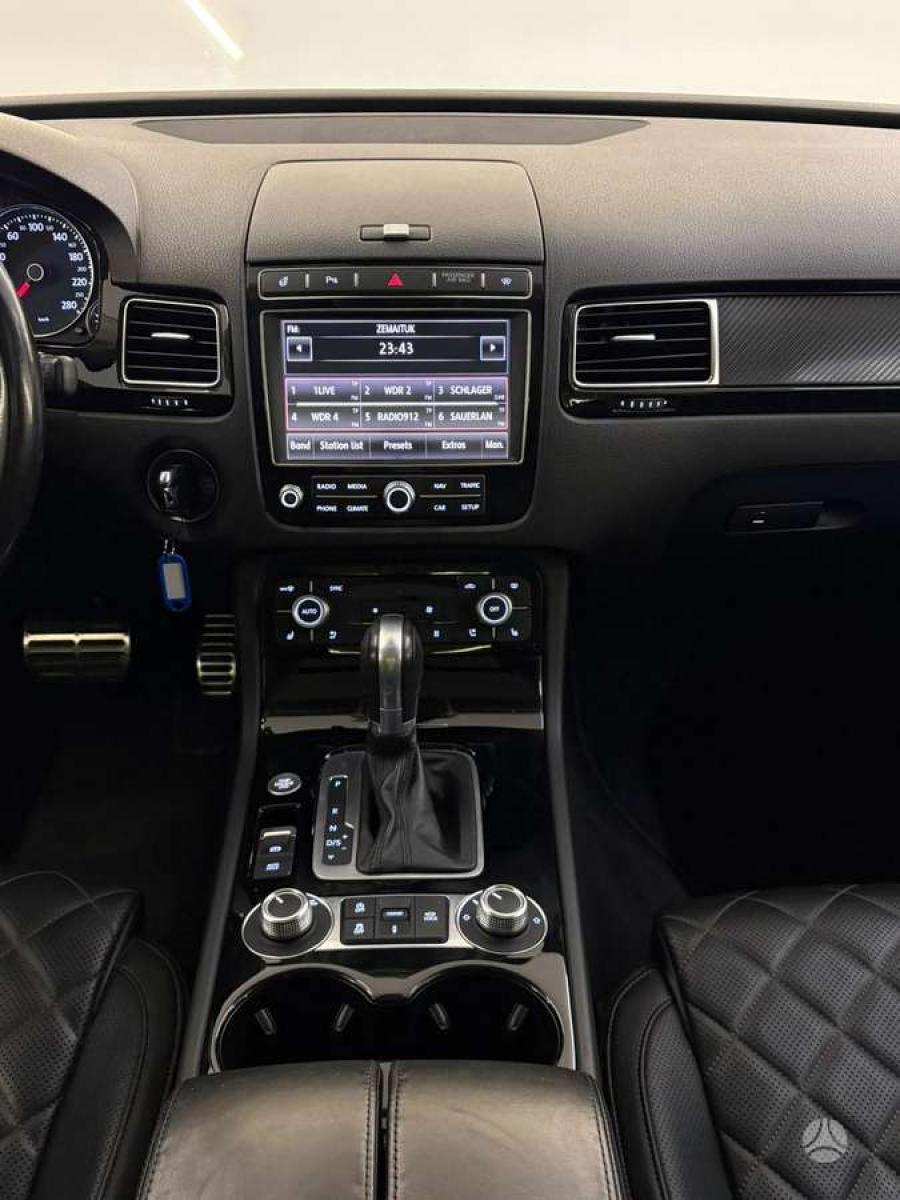 Pelēks Volkswagen Touareg 2017 Marijampole, ar dzinēja tilpumu 2.97 L un nobraukumu 311 tūkst. km par 15999 €, foto 20 vietnē AUTOMOTO.COM.LV