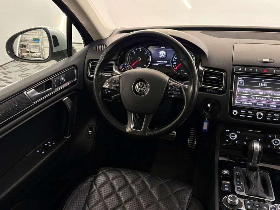 Pelēks Volkswagen Touareg 2017 Marijampole, ar dzinēja tilpumu 2.97 L un nobraukumu 311 tūkst. km par 15999 €, foto 21 vietnē AUTOMOTO.COM.LV