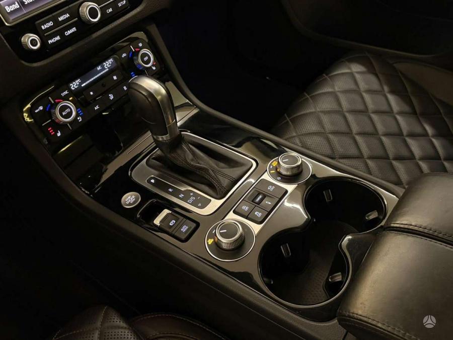 Pelēks Volkswagen Touareg 2017 Marijampole, ar dzinēja tilpumu 2.97 L un nobraukumu 311 tūkst. km par 15999 €, foto 22 vietnē AUTOMOTO.COM.LV