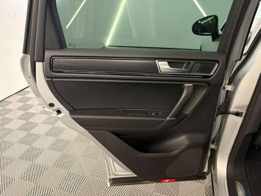 Pelēks Volkswagen Touareg 2017 Marijampole, ar dzinēja tilpumu 2.97 L un nobraukumu 311 tūkst. km par 15999 €, foto 25 vietnē AUTOMOTO.COM.LV