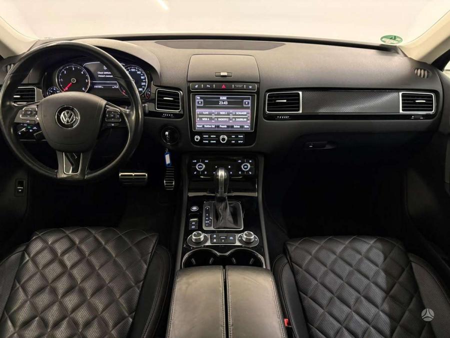 Pelēks Volkswagen Touareg 2017 Marijampole, ar dzinēja tilpumu 2.97 L un nobraukumu 311 tūkst. km par 15999 €, foto 26 vietnē AUTOMOTO.COM.LV
