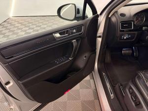 Pelēks Volkswagen Touareg 2017 Marijampole, ar dzinēja tilpumu 2.97 L un nobraukumu 311 tūkst. km par 15999 €, foto 30 vietnē AUTOMOTO.COM.LV