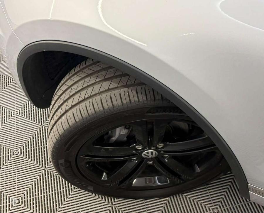 Pelēks Volkswagen Touareg 2017 Marijampole, ar dzinēja tilpumu 2.97 L un nobraukumu 311 tūkst. km par 15999 €, foto 35 vietnē AUTOMOTO.COM.LV