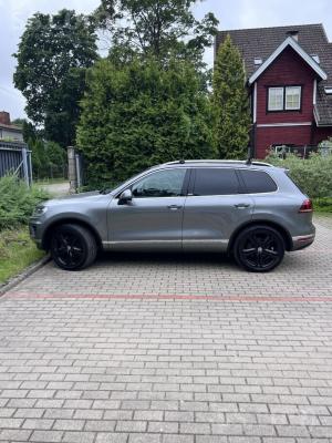 Pelēks Volkswagen Touareg 2017 Rīga, ar dzinēja tilpumu 3.00 L un nobraukumu 124 tūkst. km par 26900 €, foto  vietnē AUTOMOTO.COM.LV