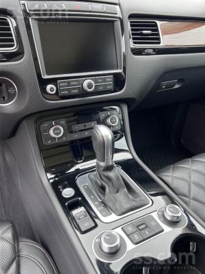 Pelēks Volkswagen Touareg 2017 Rīga, ar dzinēja tilpumu 3.00 L un nobraukumu 124 tūkst. km par 26900 €, foto 6 vietnē AUTOMOTO.COM.LV