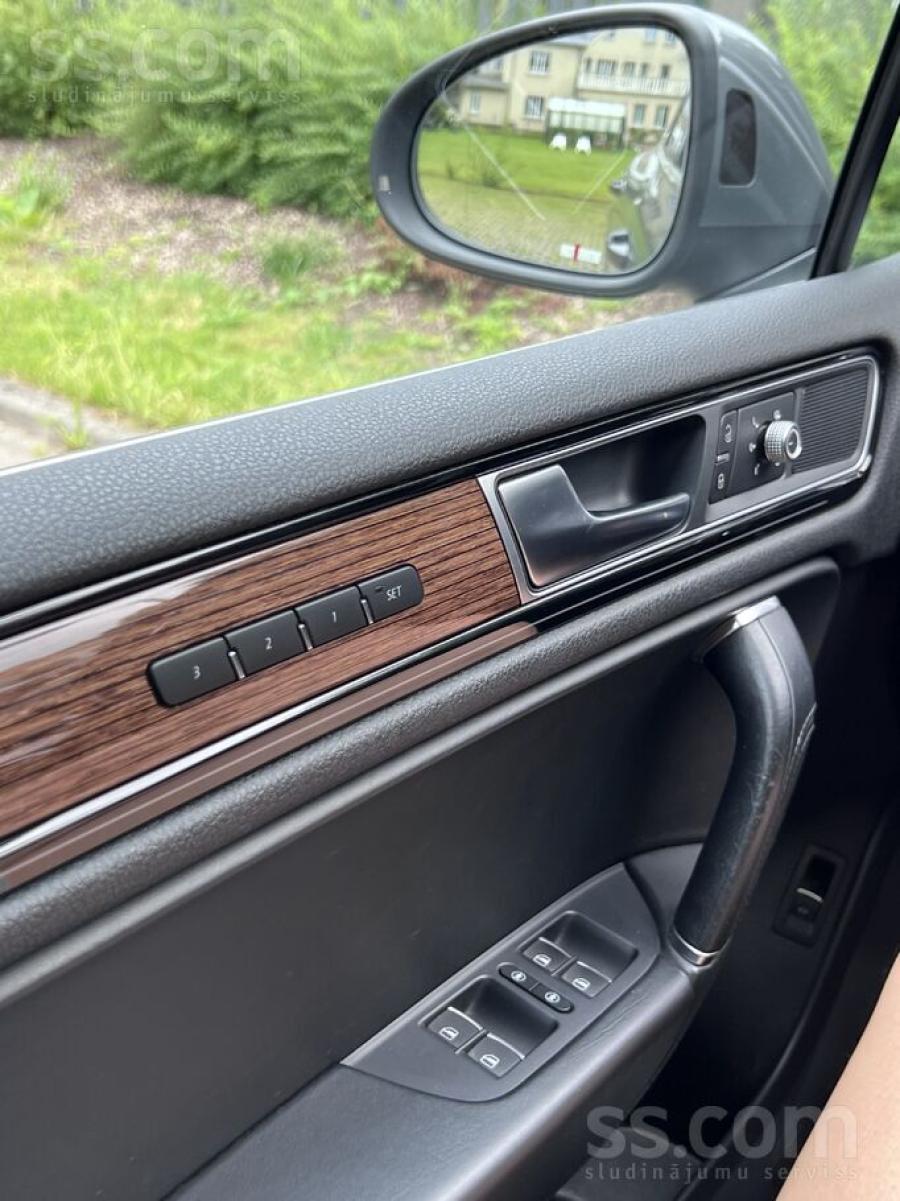 Pelēks Volkswagen Touareg 2017 Rīga, ar dzinēja tilpumu 3.00 L un nobraukumu 124 tūkst. km par 26900 €, foto 8 vietnē AUTOMOTO.COM.LV