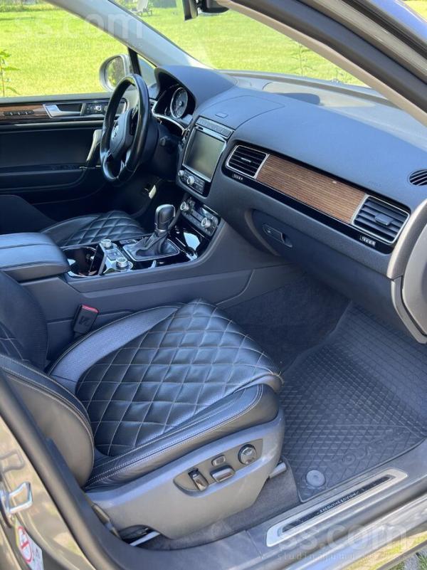 Pelēks Volkswagen Touareg 2017 Rīga, ar dzinēja tilpumu 3.00 L un nobraukumu 124 tūkst. km par 26900 €, foto 4 vietnē AUTOMOTO.COM.LV