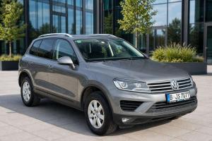 Pelēks Volkswagen Touareg 2017 Viļņa, ar dzinēja tilpumu 3.00 L un nobraukumu 288 tūkst. km par 14250 €, foto  vietnē AUTOMOTO.COM.LV