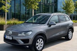 Grey Volkswagen Touareg 2017 in Vilnius, with an engine capacity of 3.00 L and mileage of 288 thousand km for 14250 €, photo 5 on AUTOMOTO.COM.LV