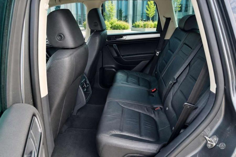 Grey Volkswagen Touareg 2017 in Vilnius, with an engine capacity of 3.00 L and mileage of 288 thousand km for 14250 €, photo 11 on AUTOMOTO.COM.LV