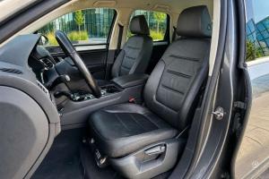 Grey Volkswagen Touareg 2017 in Vilnius, with an engine capacity of 3.00 L and mileage of 288 thousand km for 14250 €, photo 12 on AUTOMOTO.COM.LV