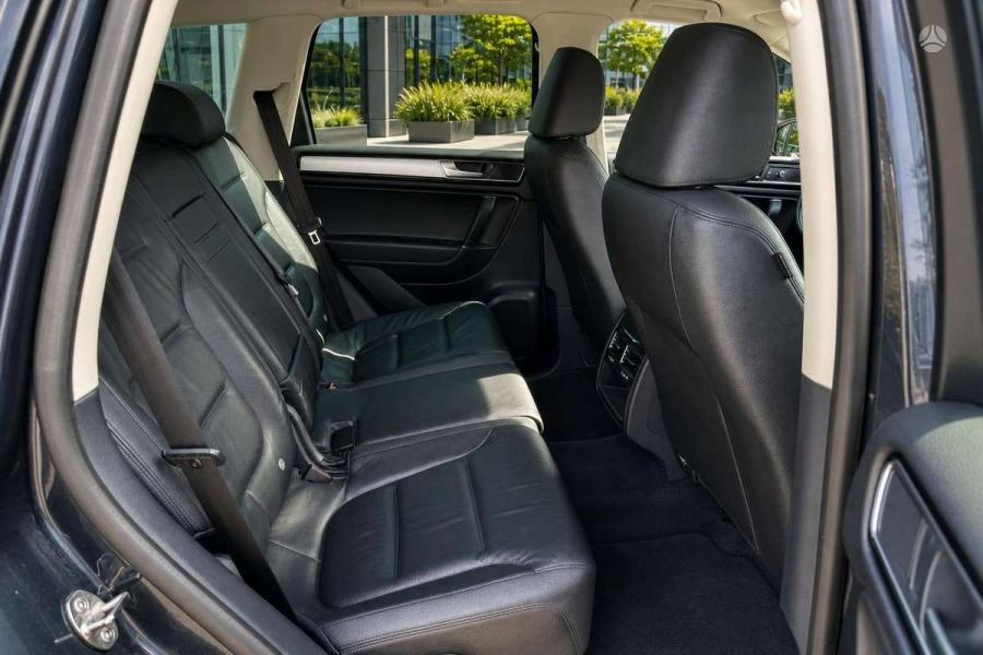 Grey Volkswagen Touareg 2017 in Vilnius, with an engine capacity of 3.00 L and mileage of 288 thousand km for 14250 €, photo 14 on AUTOMOTO.COM.LV