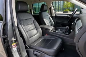 Grey Volkswagen Touareg 2017 in Vilnius, with an engine capacity of 3.00 L and mileage of 288 thousand km for 14250 €, photo 17 on AUTOMOTO.COM.LV