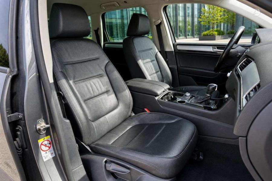 Grey Volkswagen Touareg 2017 in Vilnius, with an engine capacity of 3.00 L and mileage of 288 thousand km for 14250 €, photo 17 on AUTOMOTO.COM.LV