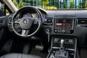 Grey Volkswagen Touareg 2017 in Vilnius, with an engine capacity of 3.00 L and mileage of 288 thousand km for 14250 €, photo 18 on AUTOMOTO.COM.LV
