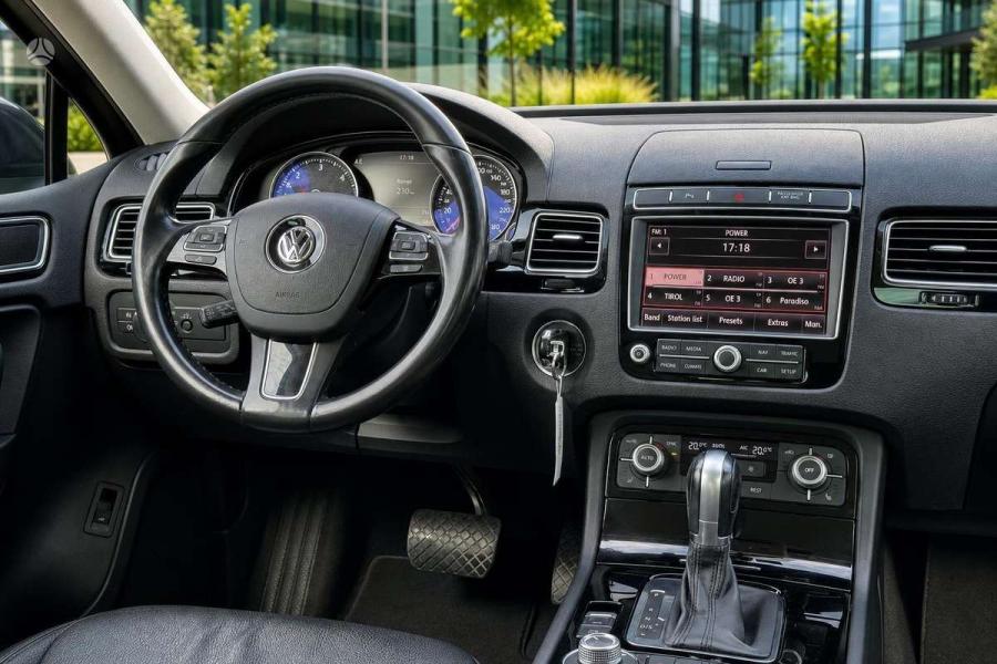 Grey Volkswagen Touareg 2017 in Vilnius, with an engine capacity of 3.00 L and mileage of 288 thousand km for 14250 €, photo 19 on AUTOMOTO.COM.LV