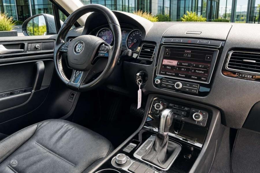 Grey Volkswagen Touareg 2017 in Vilnius, with an engine capacity of 3.00 L and mileage of 288 thousand km for 14250 €, photo 20 on AUTOMOTO.COM.LV