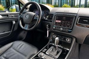 Grey Volkswagen Touareg 2017 in Vilnius, with an engine capacity of 3.00 L and mileage of 288 thousand km for 14250 €, photo 21 on AUTOMOTO.COM.LV