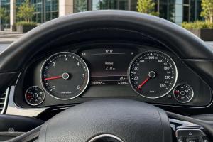 Grey Volkswagen Touareg 2017 in Vilnius, with an engine capacity of 3.00 L and mileage of 288 thousand km for 14250 €, photo 23 on AUTOMOTO.COM.LV