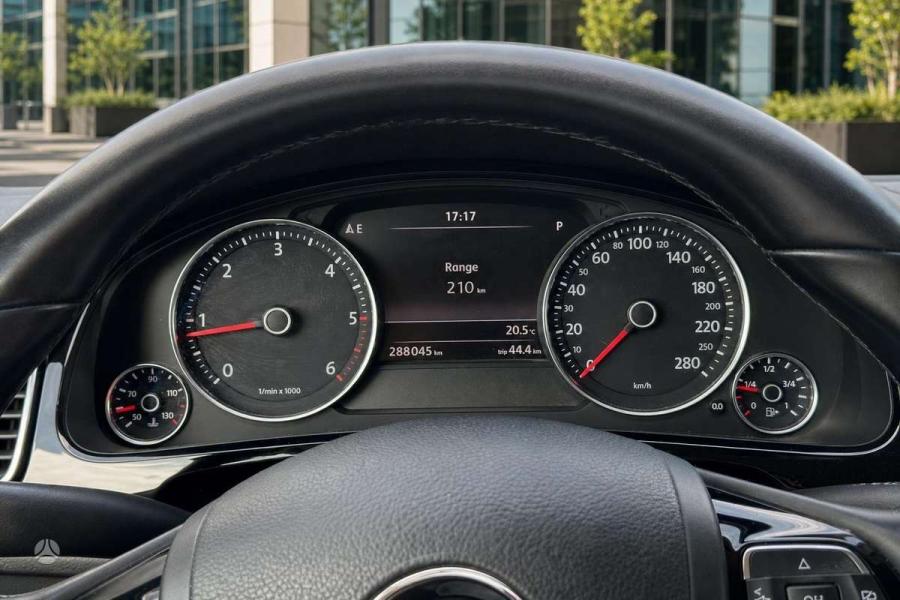 Grey Volkswagen Touareg 2017 in Vilnius, with an engine capacity of 3.00 L and mileage of 288 thousand km for 14250 €, photo 23 on AUTOMOTO.COM.LV