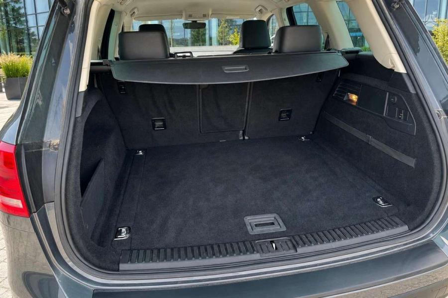 Grey Volkswagen Touareg 2017 in Vilnius, with an engine capacity of 3.00 L and mileage of 288 thousand km for 14250 €, photo 26 on AUTOMOTO.COM.LV