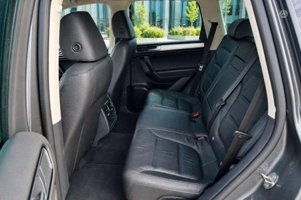 Pelēks Volkswagen Touareg 2017 Viļņa, ar dzinēja tilpumu 3.00 L un nobraukumu 288 tūkst. km par 13950 €, foto 6 vietnē AUTOMOTO.COM.LV