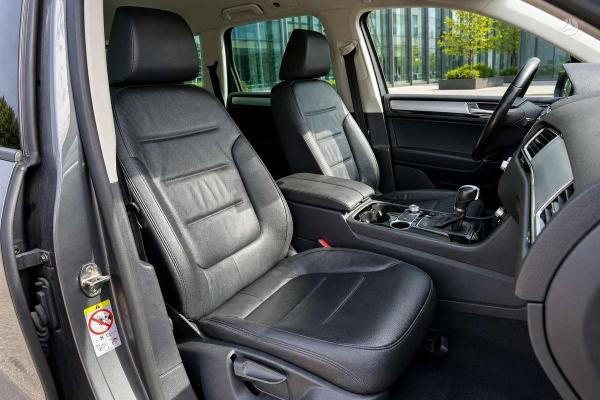 Pelēks Volkswagen Touareg 2017 Viļņa, ar dzinēja tilpumu 3.00 L un nobraukumu 288 tūkst. km par 13950 €, foto 9 vietnē AUTOMOTO.COM.LV