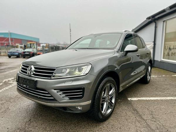 Grey Volkswagen Touareg 2018 in Siauliai, with an engine capacity of 2.97 L and mileage of 212 thousand km for 16300 €, photo 1 on AUTOMOTO.COM.LV