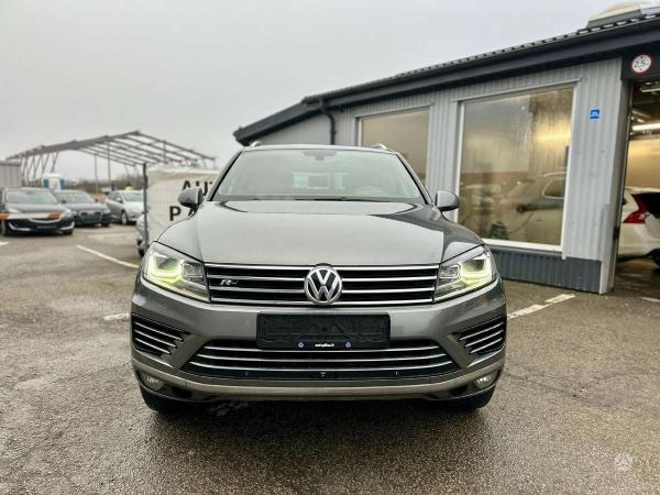 Grey Volkswagen Touareg 2018 in Siauliai, with an engine capacity of 2.97 L and mileage of 212 thousand km for 16300 €, photo 2 on AUTOMOTO.COM.LV