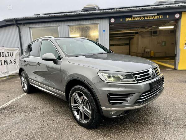 Grey Volkswagen Touareg 2018 in Siauliai, with an engine capacity of 2.97 L and mileage of 212 thousand km for 16300 €, photo 3 on AUTOMOTO.COM.LV