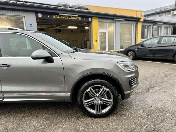 Grey Volkswagen Touareg 2018 in Siauliai, with an engine capacity of 2.97 L and mileage of 212 thousand km for 16300 €, photo 4 on AUTOMOTO.COM.LV