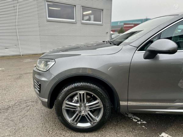 Grey Volkswagen Touareg 2018 in Siauliai, with an engine capacity of 2.97 L and mileage of 212 thousand km for 16300 €, photo 5 on AUTOMOTO.COM.LV