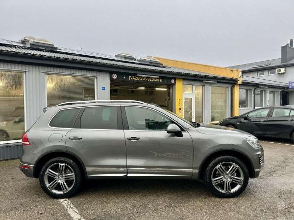 Grey Volkswagen Touareg 2018 in Siauliai, with an engine capacity of 2.97 L and mileage of 212 thousand km for 16300 €, photo 6 on AUTOMOTO.COM.LV