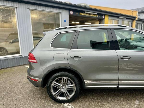Grey Volkswagen Touareg 2018 in Siauliai, with an engine capacity of 2.97 L and mileage of 212 thousand km for 16300 €, photo 7 on AUTOMOTO.COM.LV