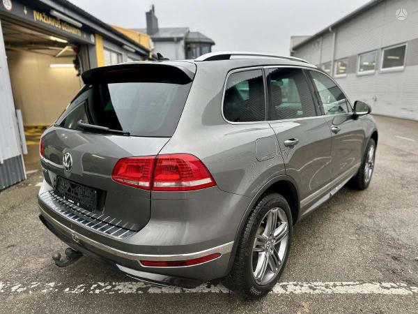 Grey Volkswagen Touareg 2018 in Siauliai, with an engine capacity of 2.97 L and mileage of 212 thousand km for 16300 €, photo 8 on AUTOMOTO.COM.LV