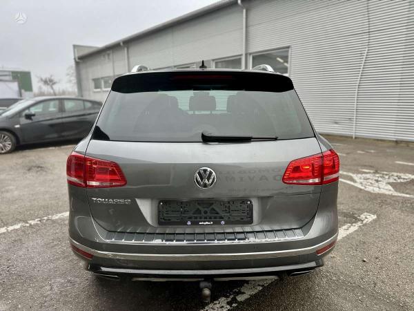 Grey Volkswagen Touareg 2018 in Siauliai, with an engine capacity of 2.97 L and mileage of 212 thousand km for 16300 €, photo 9 on AUTOMOTO.COM.LV