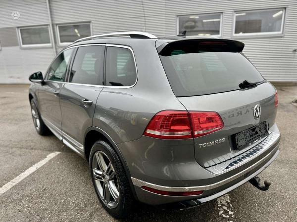 Grey Volkswagen Touareg 2018 in Siauliai, with an engine capacity of 2.97 L and mileage of 212 thousand km for 16300 €, photo 10 on AUTOMOTO.COM.LV